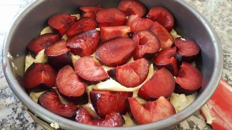 How to make a German Plum Cake Zwetschgenkuchen (with Streusel!)