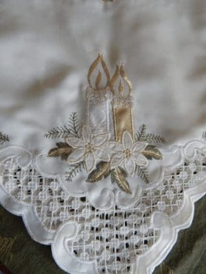 More Christmas Tablecloths than Tables Mehr Tischdeckchen als Tische ...